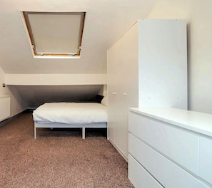 Quarto Triplo | Com mobília individualizada, secretária 
