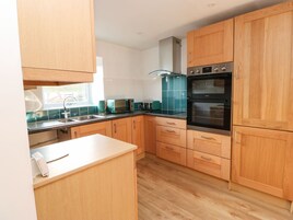 Um frigorífico, uma chaleira elétrica, uma torradeira 