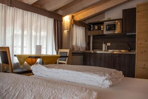 Roupas de cama premium, edredons de pluma, cofres nos quartos