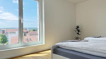 Apartamento luxo, 3 quartos | 1 quarto, escrivaninha, espaço de trabalho para notebook