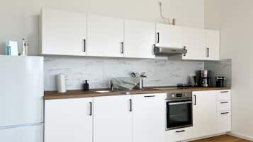 Apartamento luxo, 3 quartos | Cozinha privada | Geladeira, micro-ondas, fogão, cooktop