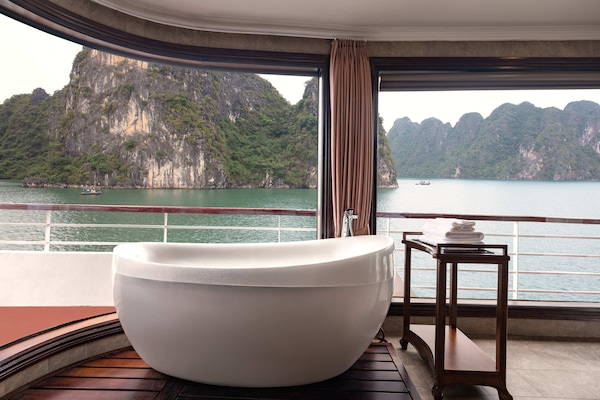 Cabana presidencial, acesso à piscina, vista para o mar | Banheiro | Banheira e chuveiro separados, secador de cabelo, roupões de banho