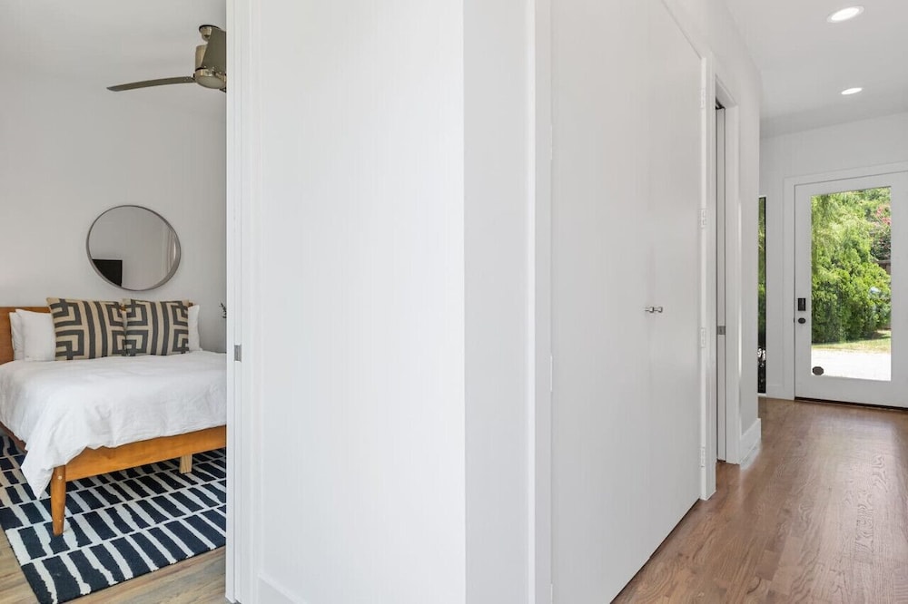 Beautiful Perfectly Located Deluxe 2 Bed Townhome - Dallas, TX