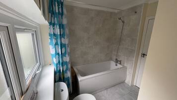 Casa família, 3 quartos | Banheiro | Secador de cabelo (mediante solicitação), chinelos, toalhas de banho