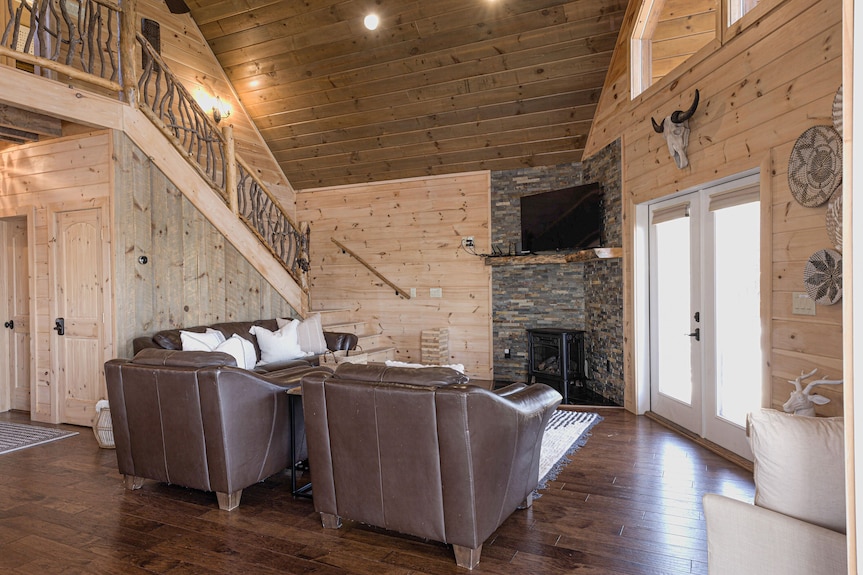 Pinterest Perfect, Charming Cabin King Bed, Hot Tub, Xbox, Spacious Deck - Blue Ridge, GA
