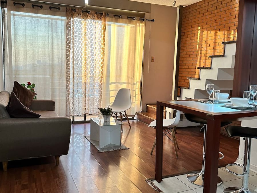 Geladeira grande, micro-ondas, fogão, torradeira