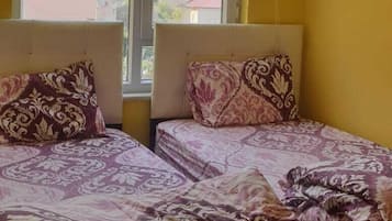 Cofres nos quartos, escrivaninha, cortinas blackout, Wi-Fi de cortesia
