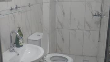 Quarto básico | Banheiro | Chuveiro, chuveiro com efeito de chuva, roupões de banho, chinelos