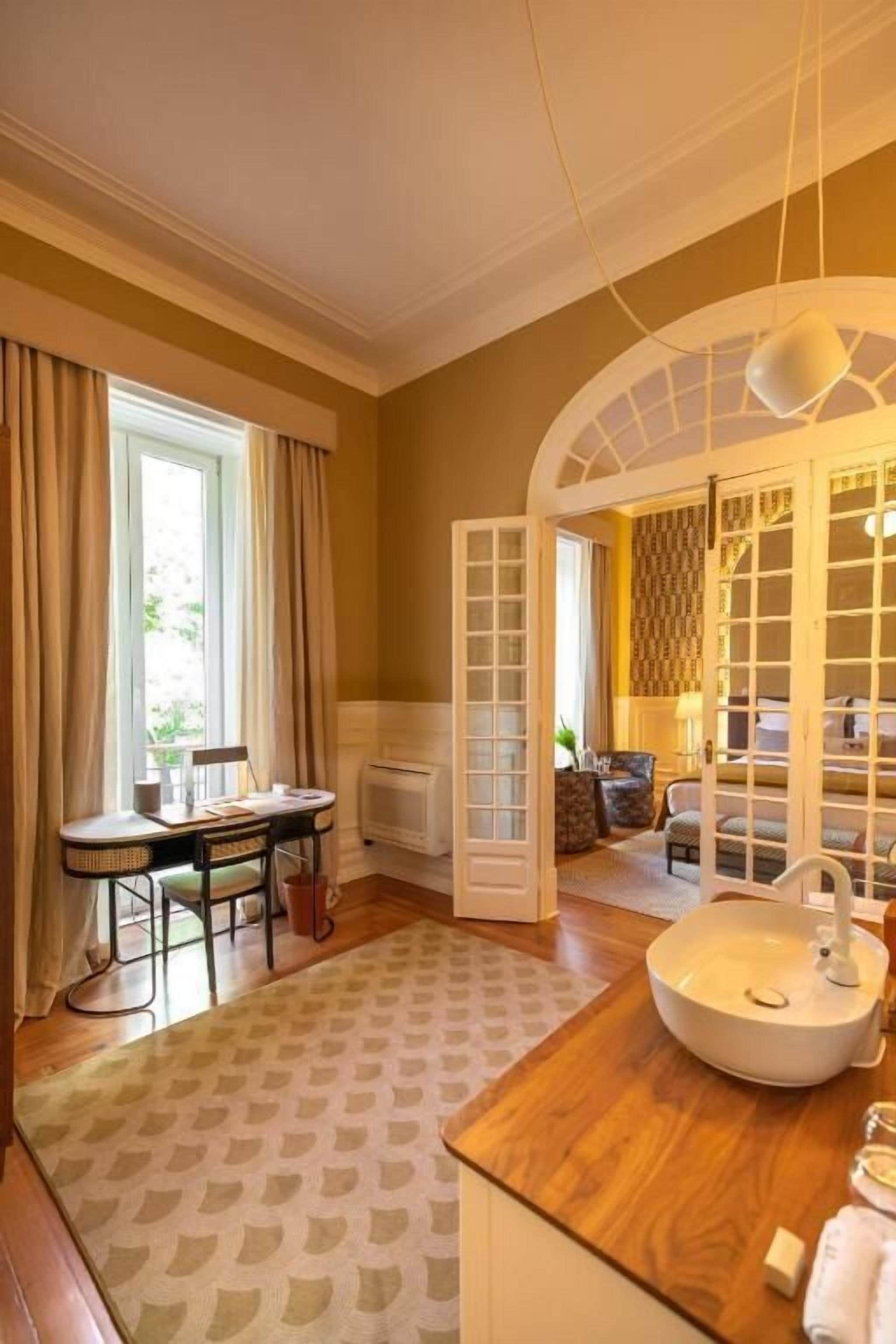 Quarto Duplo ou Twin Lisboa | Frigobar, cofres nos quartos, individualmente decorados