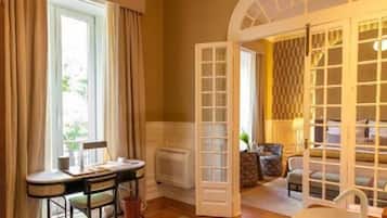 Quarto Duplo ou Twin Lisboa | Frigobar, cofres nos quartos, individualmente decorados