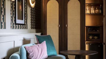 Suite Lisboa | Minibar, cofre no quarto, com decoração personalizada
