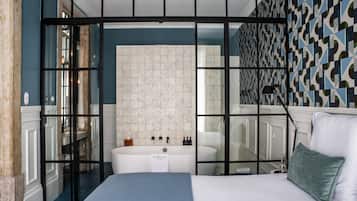 Quarto Duplo ou Twin Lisboa | Casa de banho | Produtos de higiene exclusivos, um secador de cabelo, roupões, chinelos