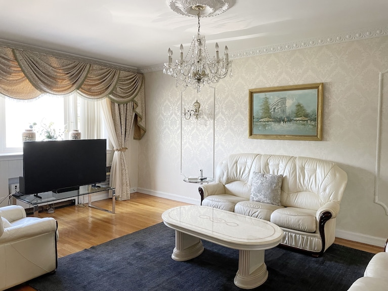 Grandmas Gorgeous Home In The Heart Of Queens - Queens, NY