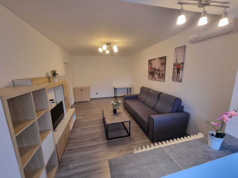 2 Rooms, Free Netflix, Steps From Subway! - Bucarest