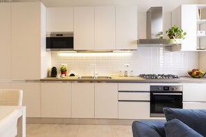 Apartamento standard | Cozinha privada | Geladeira grande, micro-ondas, fogão, cooktop