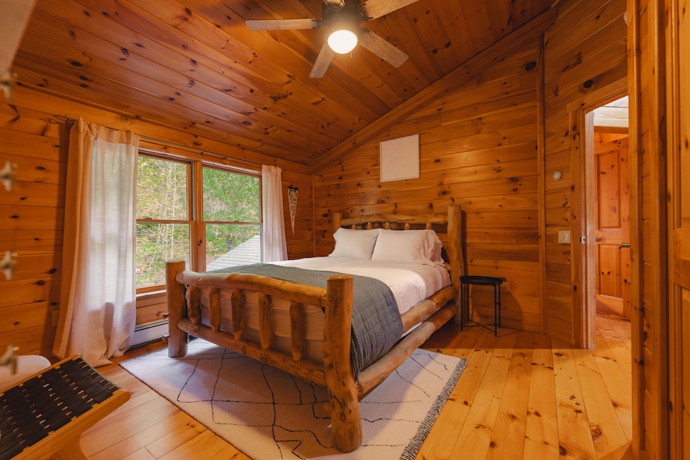 Amber Acres Lodge; Spacious Log Cabin with Mountain Views and Lake ...