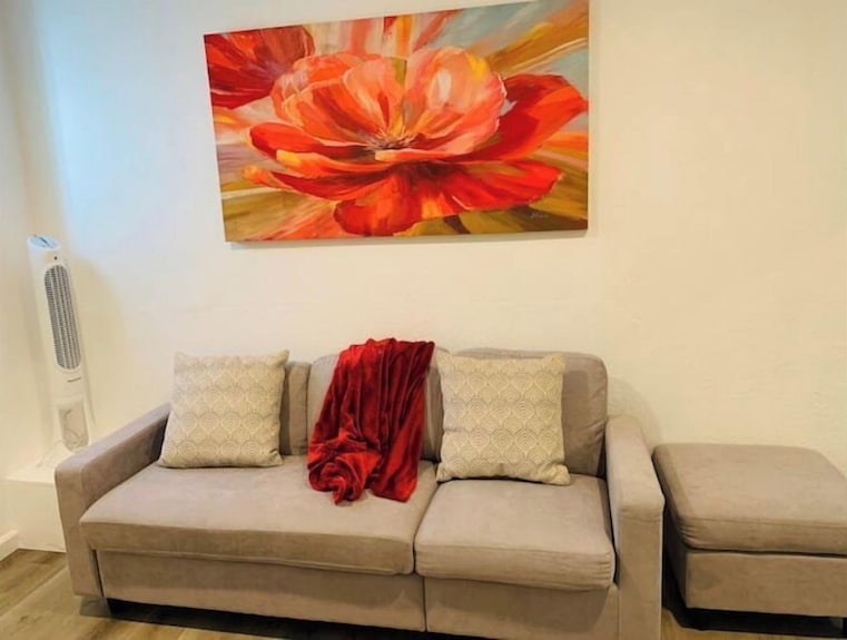 Natural Light 1 Bedroom In-law Unit W/washer/dryer - 希活