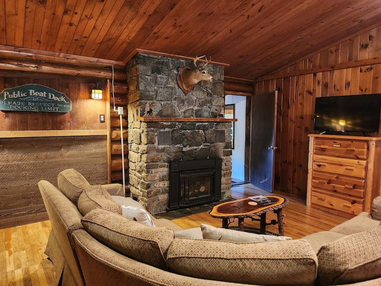 The Owl Of Lake George 2 Br Deck Lake Views Fireplace - Hudson Valley, NY