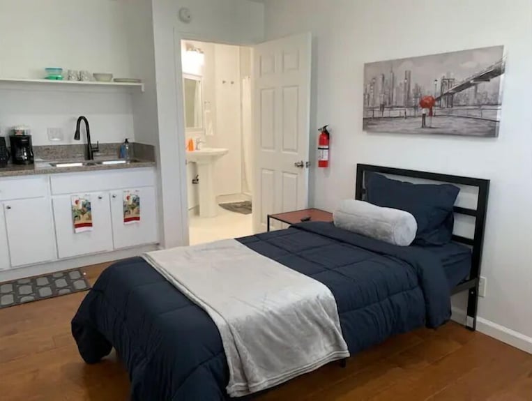Private Studio/downtown/free Washer/dryer/fast Wi-fi - Hayward, CA