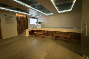 Uma cozinha moderna com um banco de madeira, uma pia embutida e um teto com claraboia.