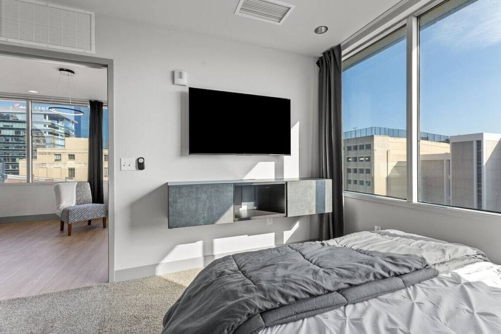 175 Lex - Walkable Downtown Condo - Stunning View - Lexington, KY