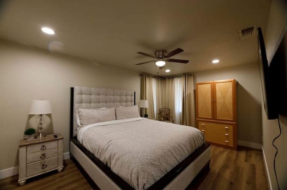 Retreat 5 Bed, 4 Room 3.8 Mi. From Redding Airport - Redding, CA