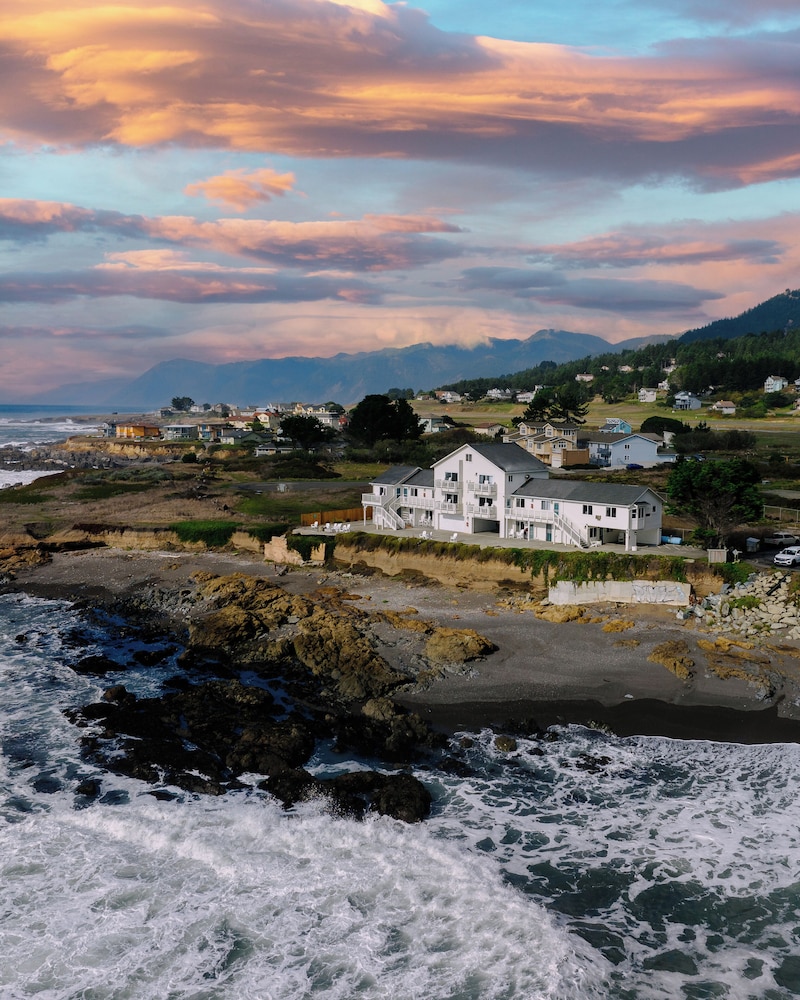 Black Sands Inn - Shelter Cove, CA