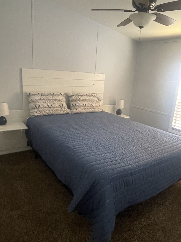 3 Bedroom, 2 Bath On Lake Kissimmee Canal With Boat Dock And Trailer Parking. - Florida
