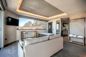 Suite Premium, banheira de hidromassagem grande, vista para a montanha | Sala de estar | Smart TV de 43 de polegadas com canais via satélite, televisor, lareira 