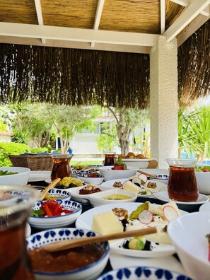 Mesa posta com diversos pratos e bebidas, provavelmente para uma refeição.