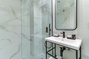 Quarto casal standard | Banheiro | Chuveiro, chuveiro com efeito de chuva, produtos de toalete de grife