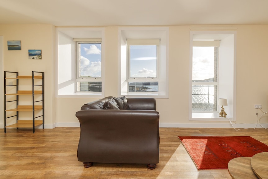 Jetty Cottage - A Modern Cottage With Views Of South Harris And The Castle - Harris