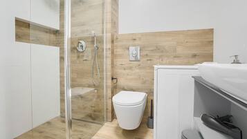 Apartamento (32 C ul. Kapitańska 16) | Casa de banho | Um polibã, um secador de cabelo, toalhas fornecidas