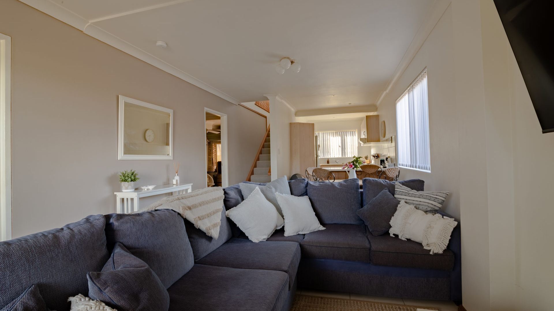 Well-equipped Two Storey Townhouse Situated Close To Town With Only A Short Walk To The Shops And Be - South West Rocks