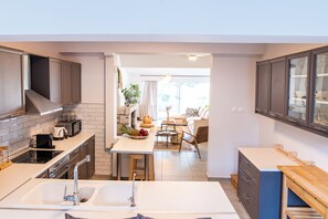 Villa de Luxo | Cozinha privada | Um frigorífico/congelador grande, um micro-ondas, uma placa de cozinha 