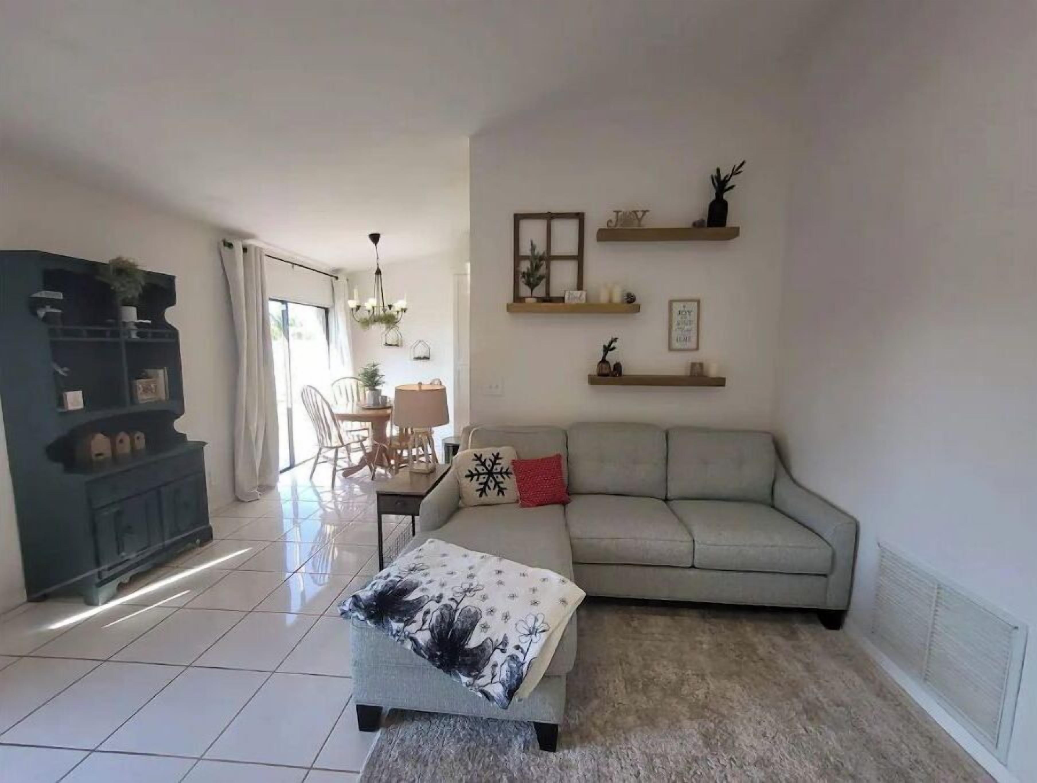 Cozy Getaway 5 Min Walk To Parks - Royal Palm Beach, FL