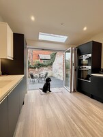 Casa de Campo Executiva | Cozinha privada | Um frigorífico/congelador grande, um micro-ondas, um forno 