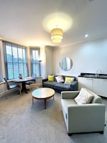 Apartamento Deluxe | Sala de estar | TV de ecrã plano