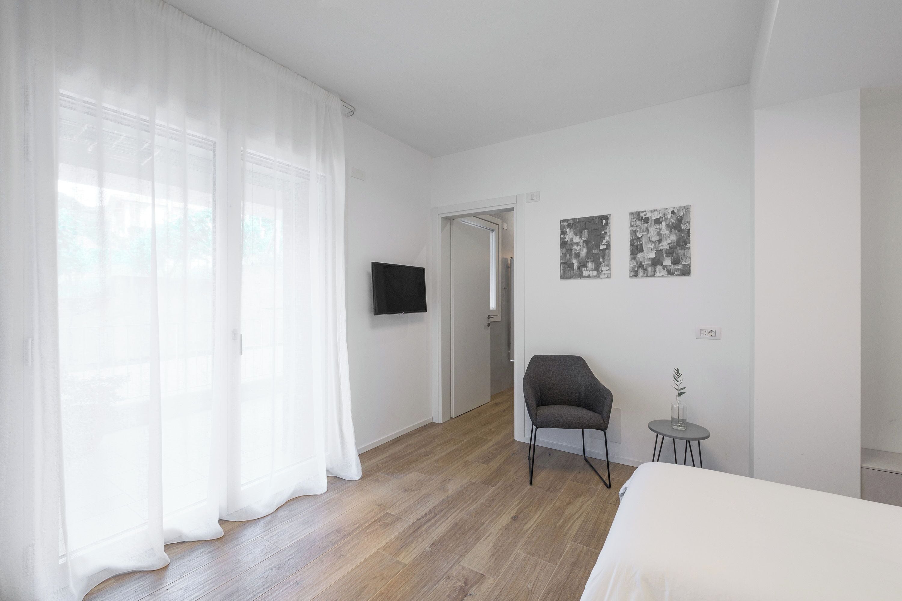 Quarto Duplo ou Twin Comfort, adaptado para pessoas com dificuldades de mobilidade | Cofre no quarto, com mobília individualizada, quartos insonorizados 