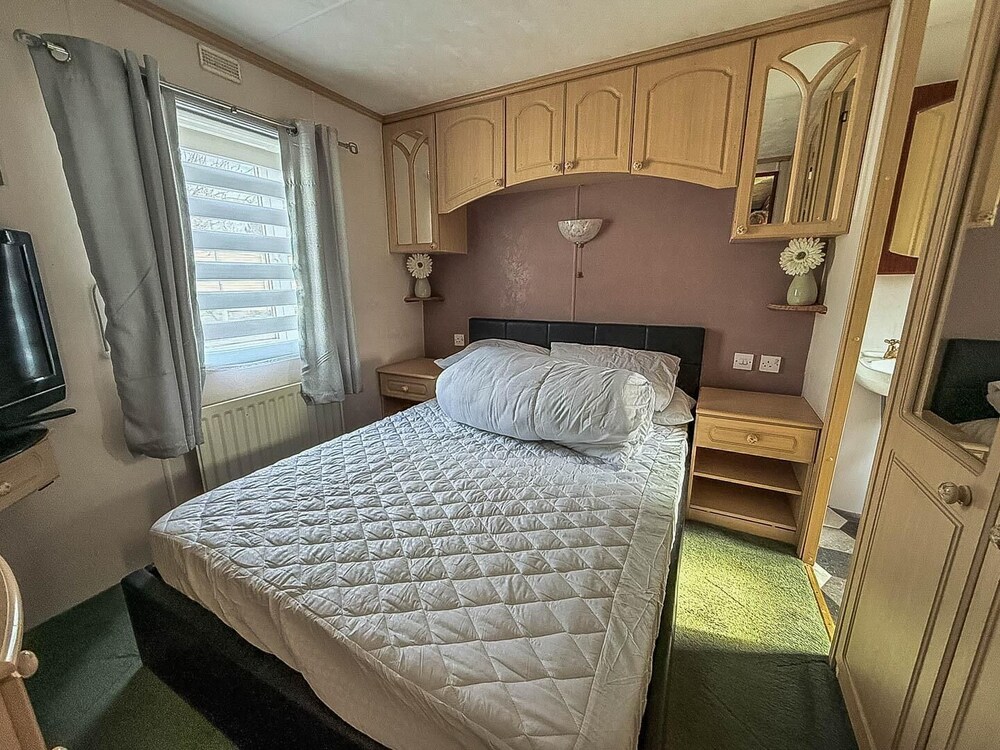 Lovely caravan with large decking at Southview Holiday Park ref 33108S ...