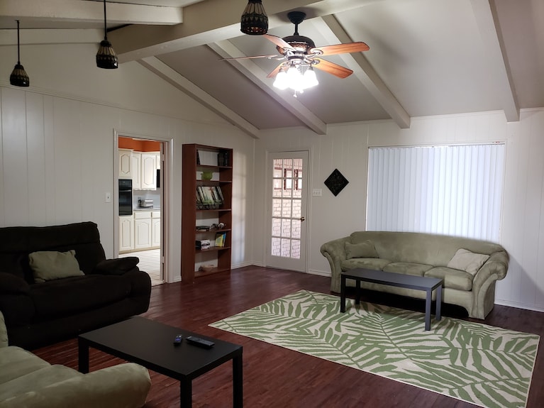 Brooks Retreat: Swimming! Game Room! Staycation! - Arlington, TX