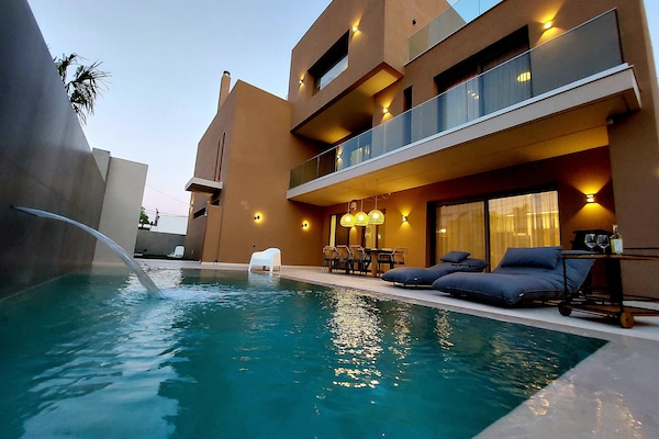 2 piscinas exteriores, guarda-sóis, espreguiçadeiras