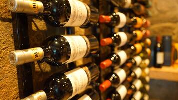 Uma adega com várias garrafas de vinho.