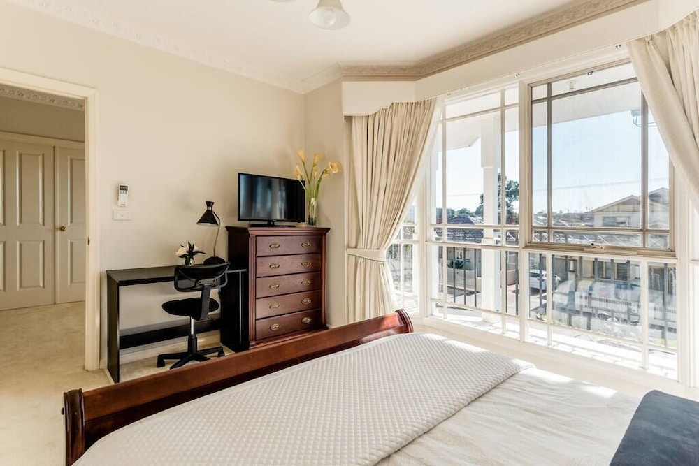 Comfort Private Room With Queen Bed & Study - Ivanhoe