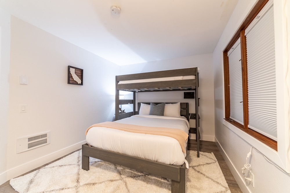 Remodeled Home Near Eagle Lodge – Jacuzzi, Wi-fi, Parking - Mammoth Mountain, CA