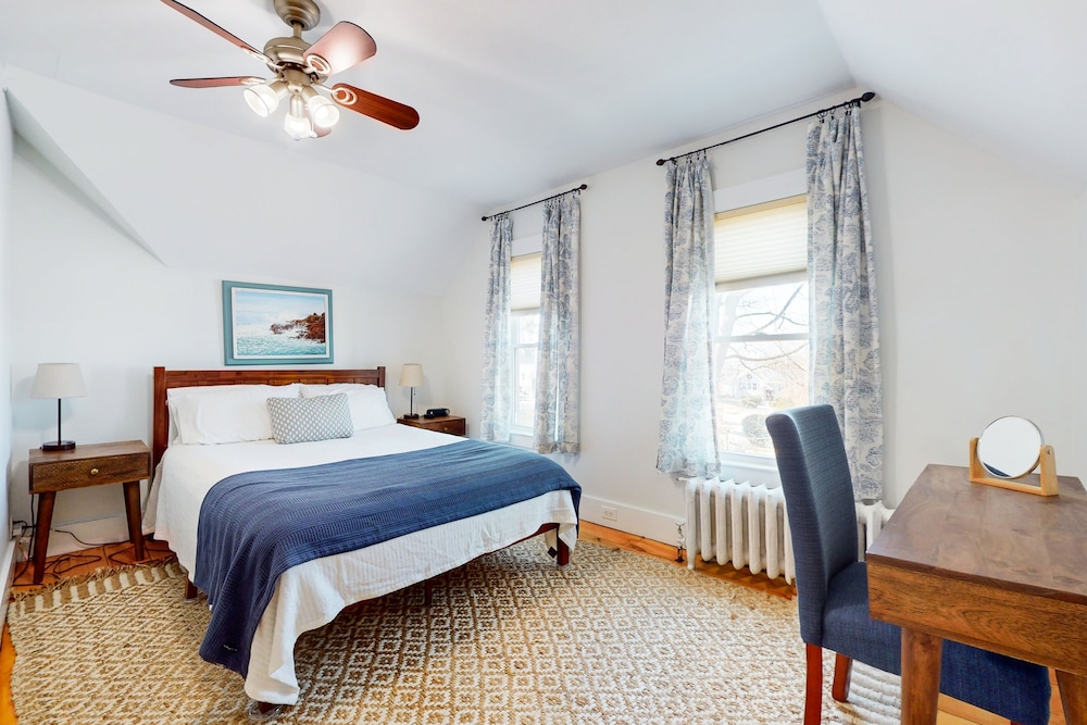 Classic Charmer Near The Coast With With A Firepit, Outdoor Shower, & Beach Gear - Beverly