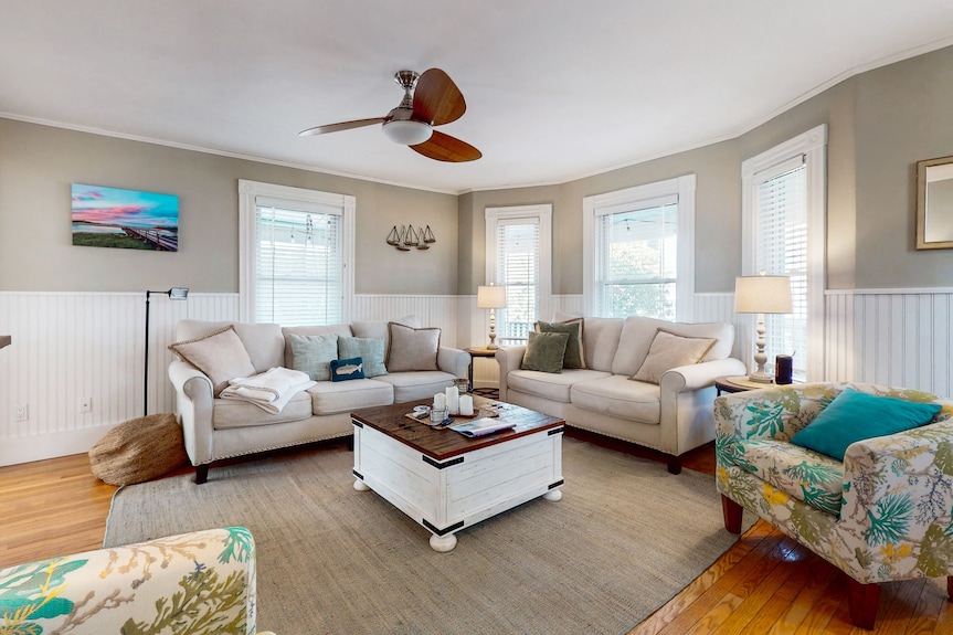 Classic Charmer Near The Coast With With A Firepit, Outdoor Shower, & Beach Gear - Long Beach, Massachusetts