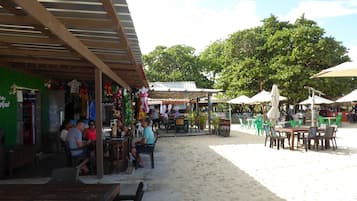 Na praia, praia de areia branca