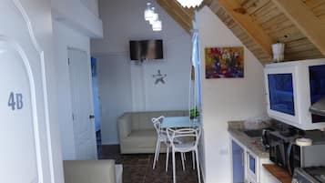 Apartamento Presidencial | Sala de estar | Televisor de ecrã plano de 32 polegadas com canais por cabo, televisor