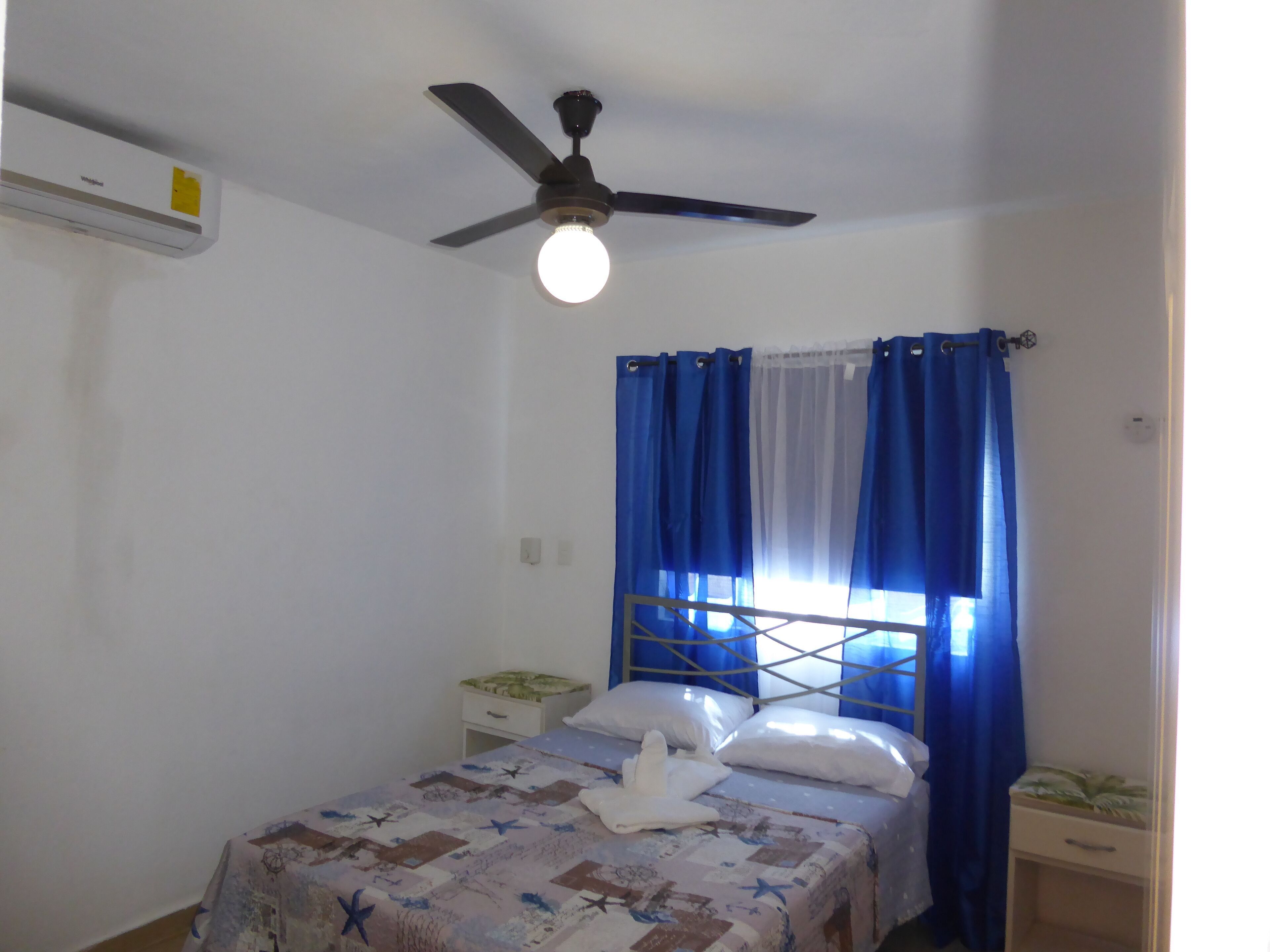 Edredões de penas, cofre no quarto 